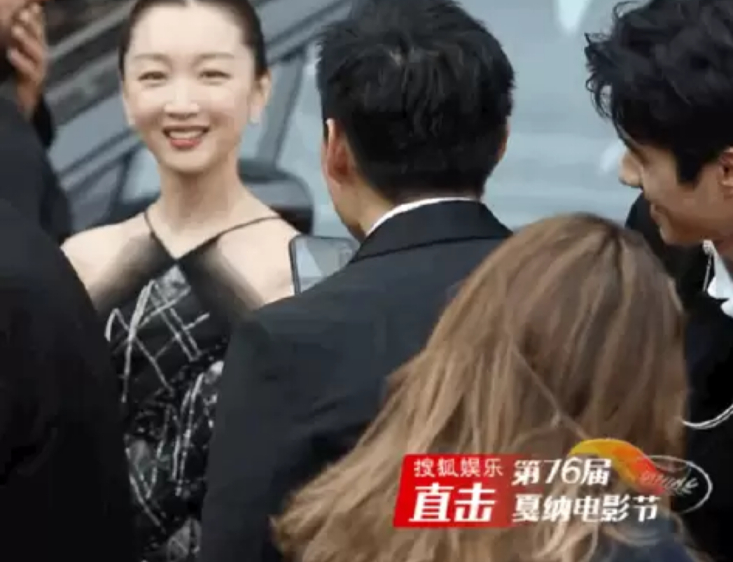 Liu Haoran and Zhou Dongyu are in the same frame, looking at each other ...