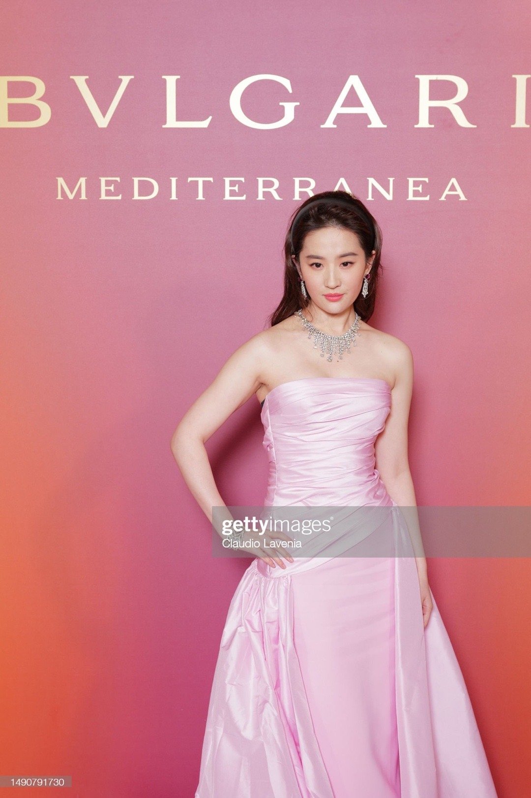Liu Yifei wears a pink tube top dress, which is glamorous and moving ...