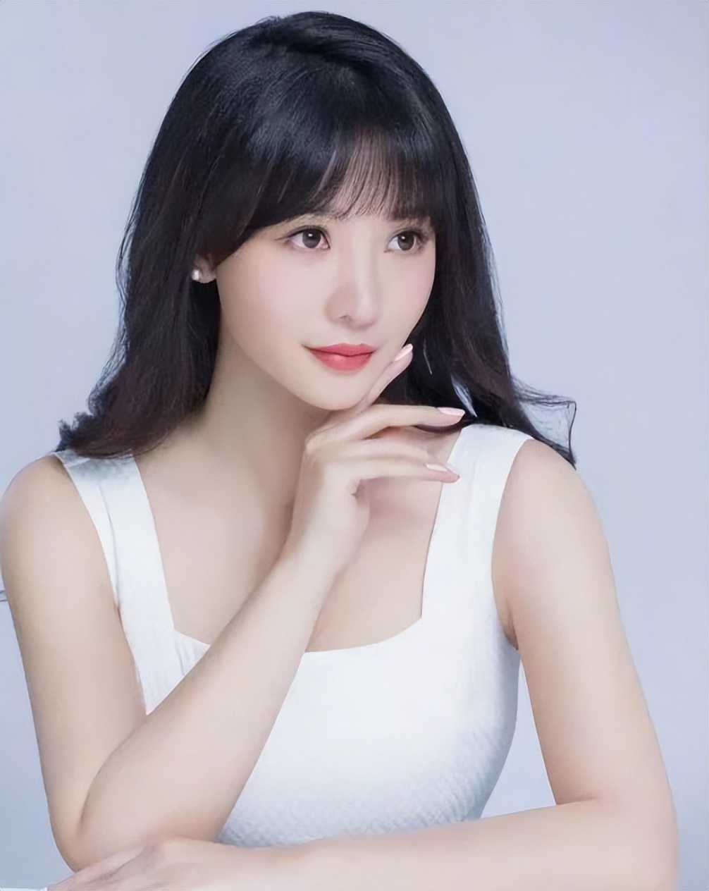 42-year-old Liu Yan has become an Internet celebrity and sexy!The black silk hip skirt dances ...