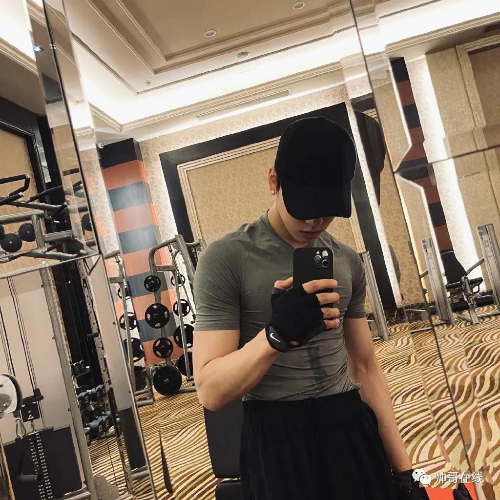 186 The long-legged and thin-muscle actor shows off his muscles for the ...