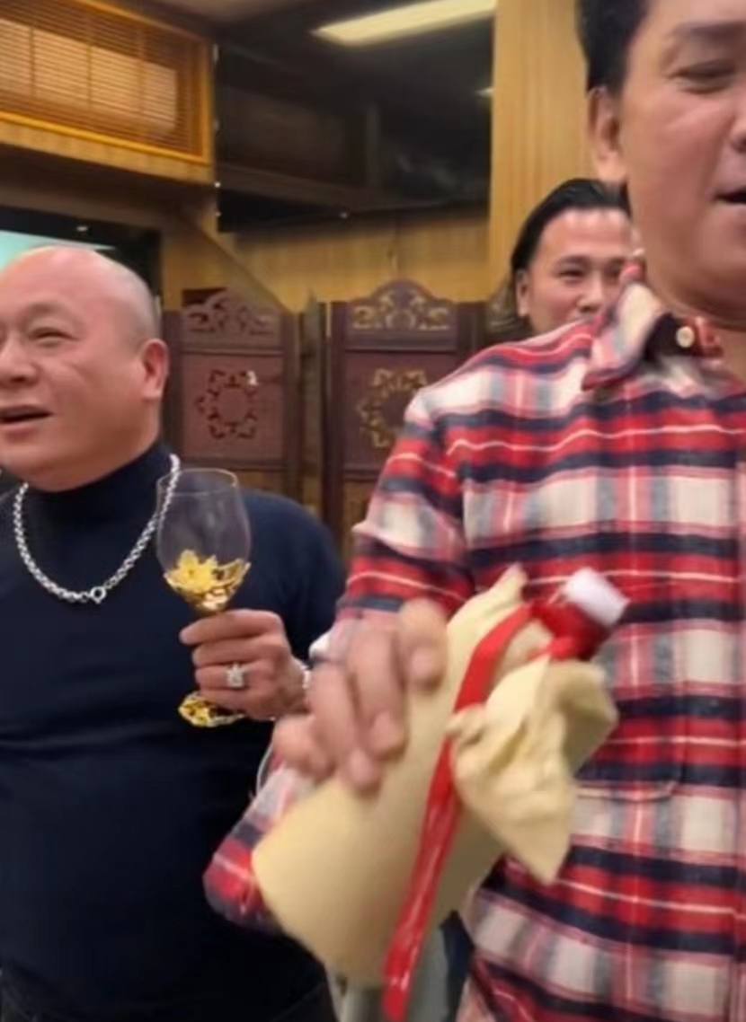 How miserable!After being hit hard by the attack, the Hong Kong actor ...