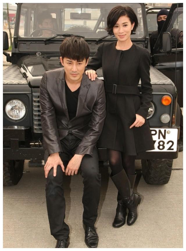 "Burst nail combination" fit! Liang Liewei posted a photo with Lin Feng ...