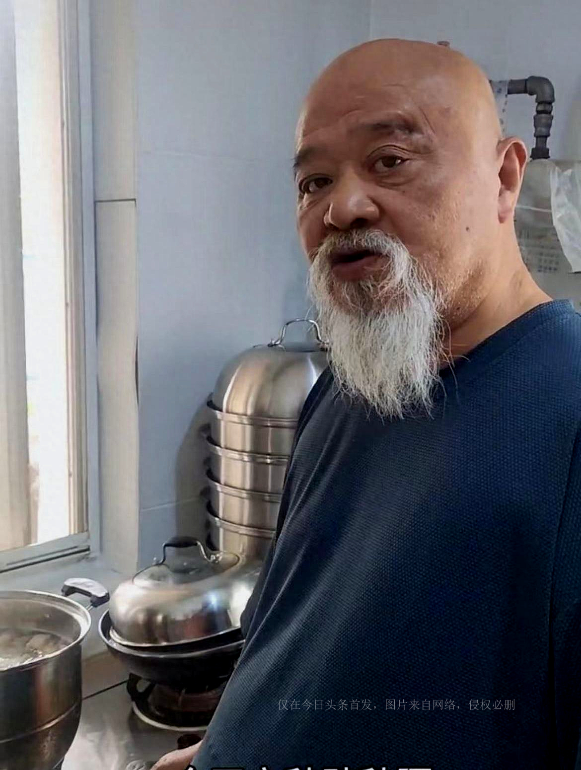 The 68-year-old actor Li Qi is diabetic. He has a big belly and a lot ...