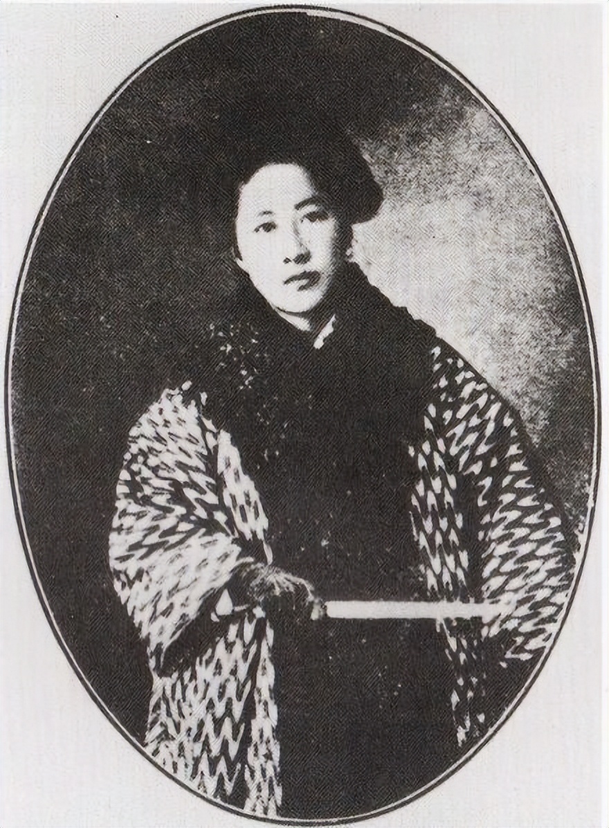 In 1907, 32-year-old Qiu Jin died heroically. Although she was a ...