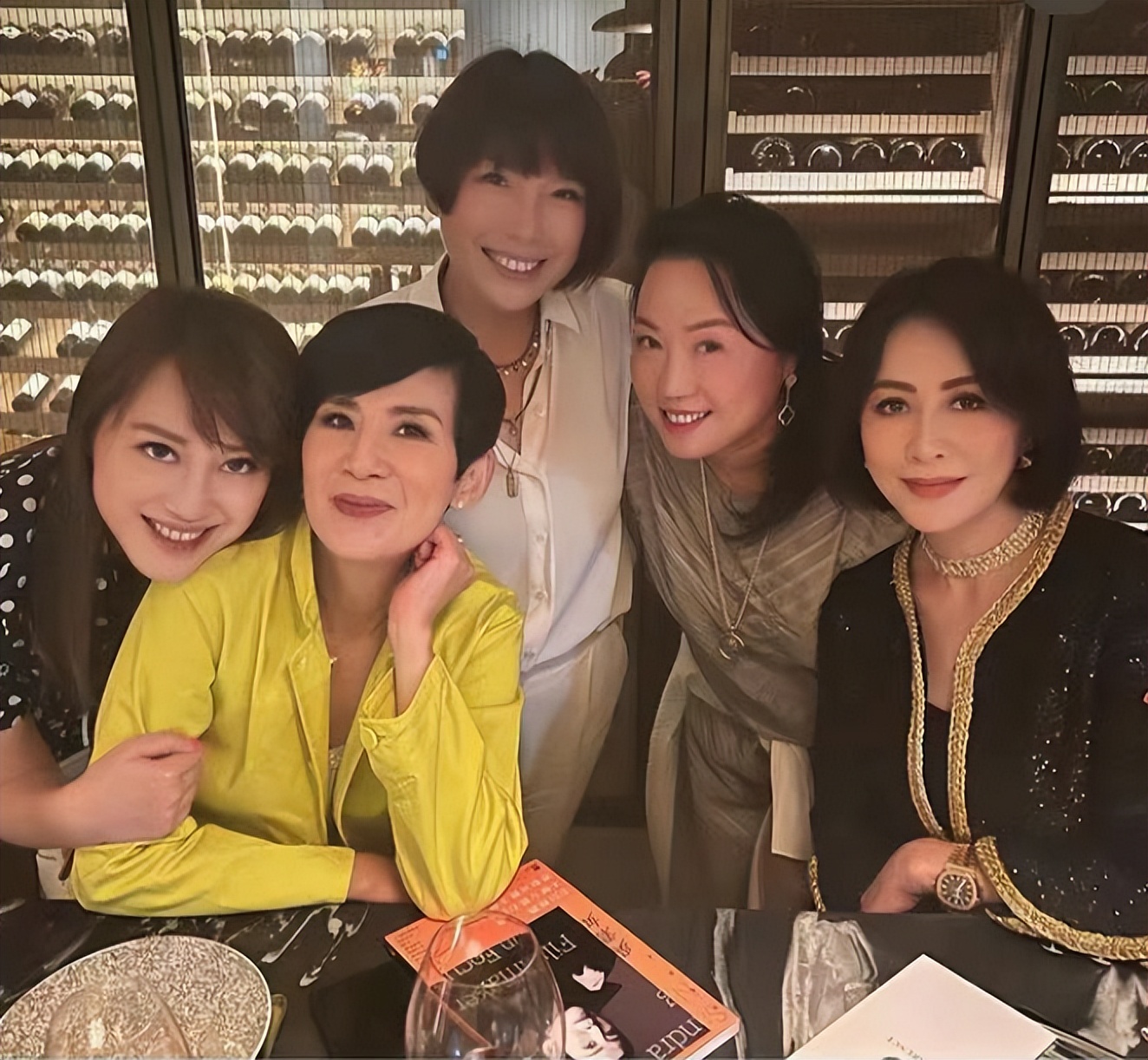 Carina Lau attended a friend's party, wearing a dignified and elegant ...