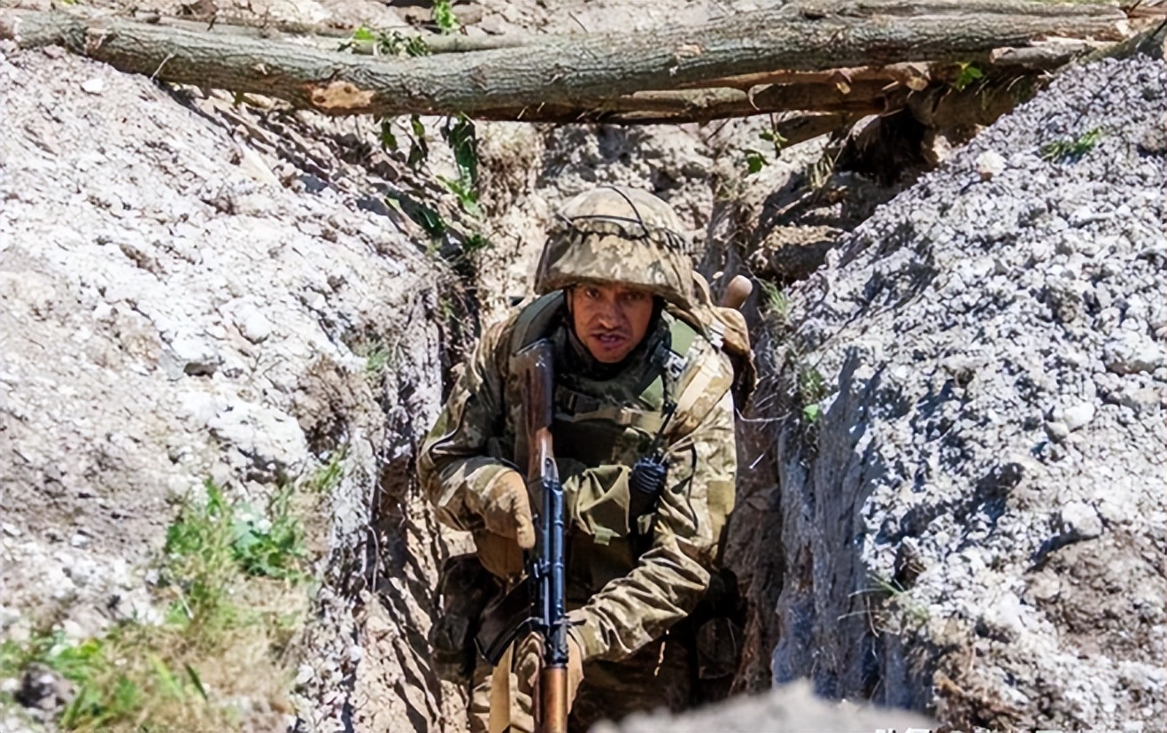 On the southern heights of Bahmut, more than a thousand corpses of the ...
