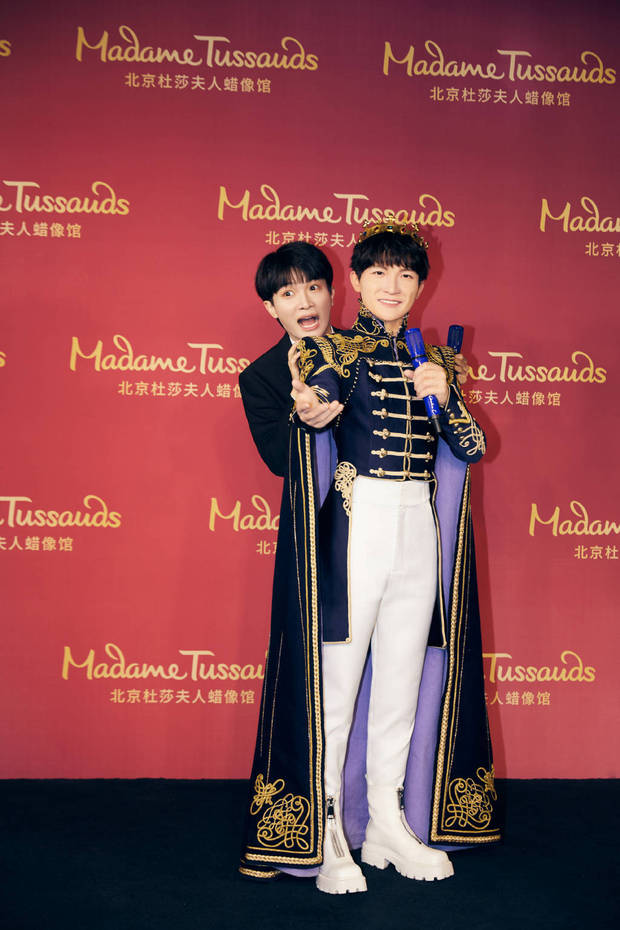 Zhou Shen took a group photo with a customized wax figure and posted a ...