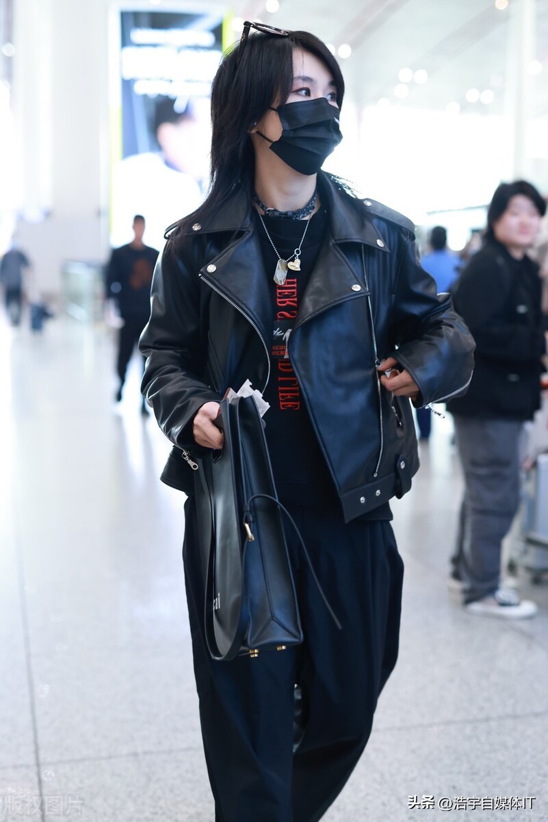 Zhao Meng appeared at the Beijing airport in all black LOOK full of ...