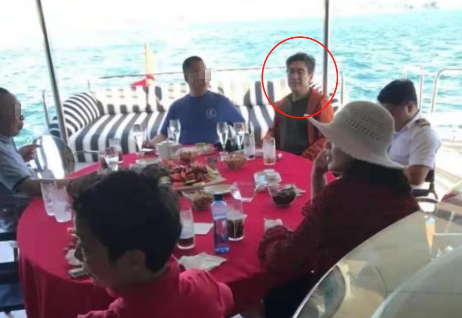 CCTV hosted Shui Junyi on a yacht in Australia!It's almost ...