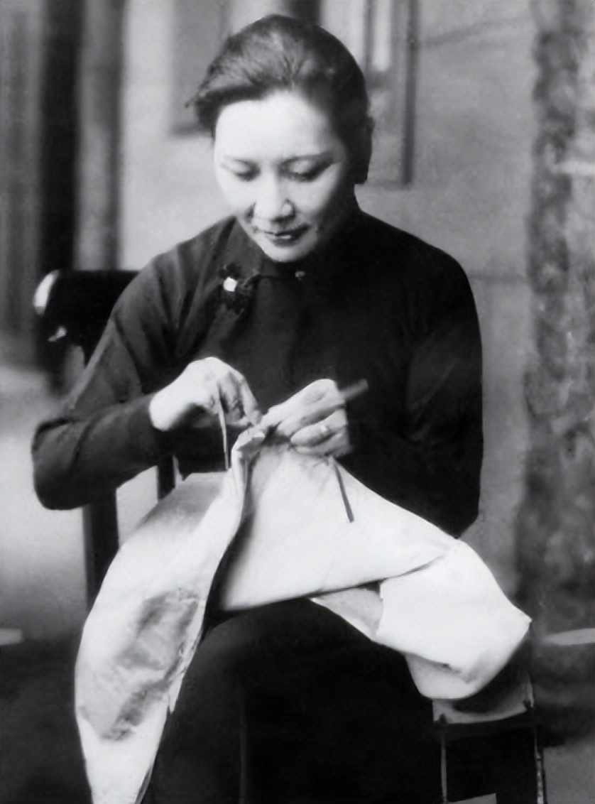 In 2003, Song Meiling died in her sleep, and her body was wrapped in a ...