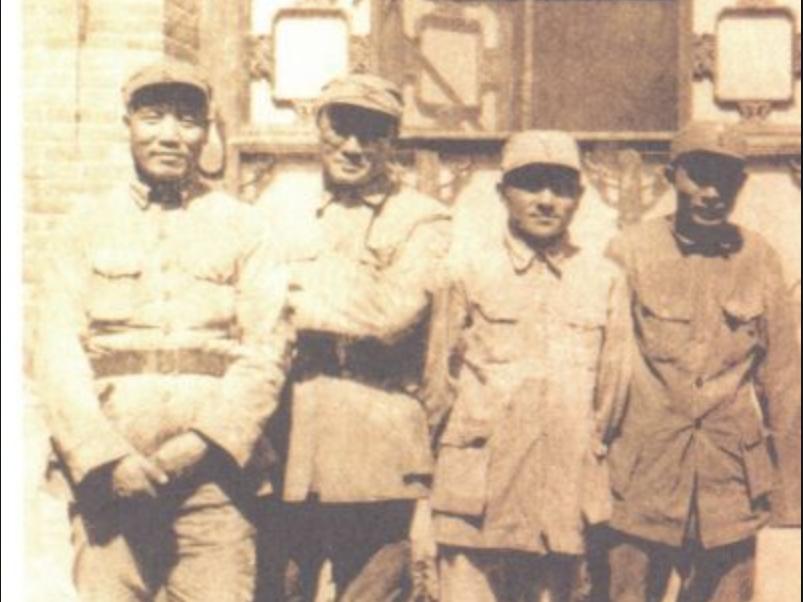 In 1987, Deng Xiaoping pointed to Liu Huaqing and Hong Xuezhi, and ...