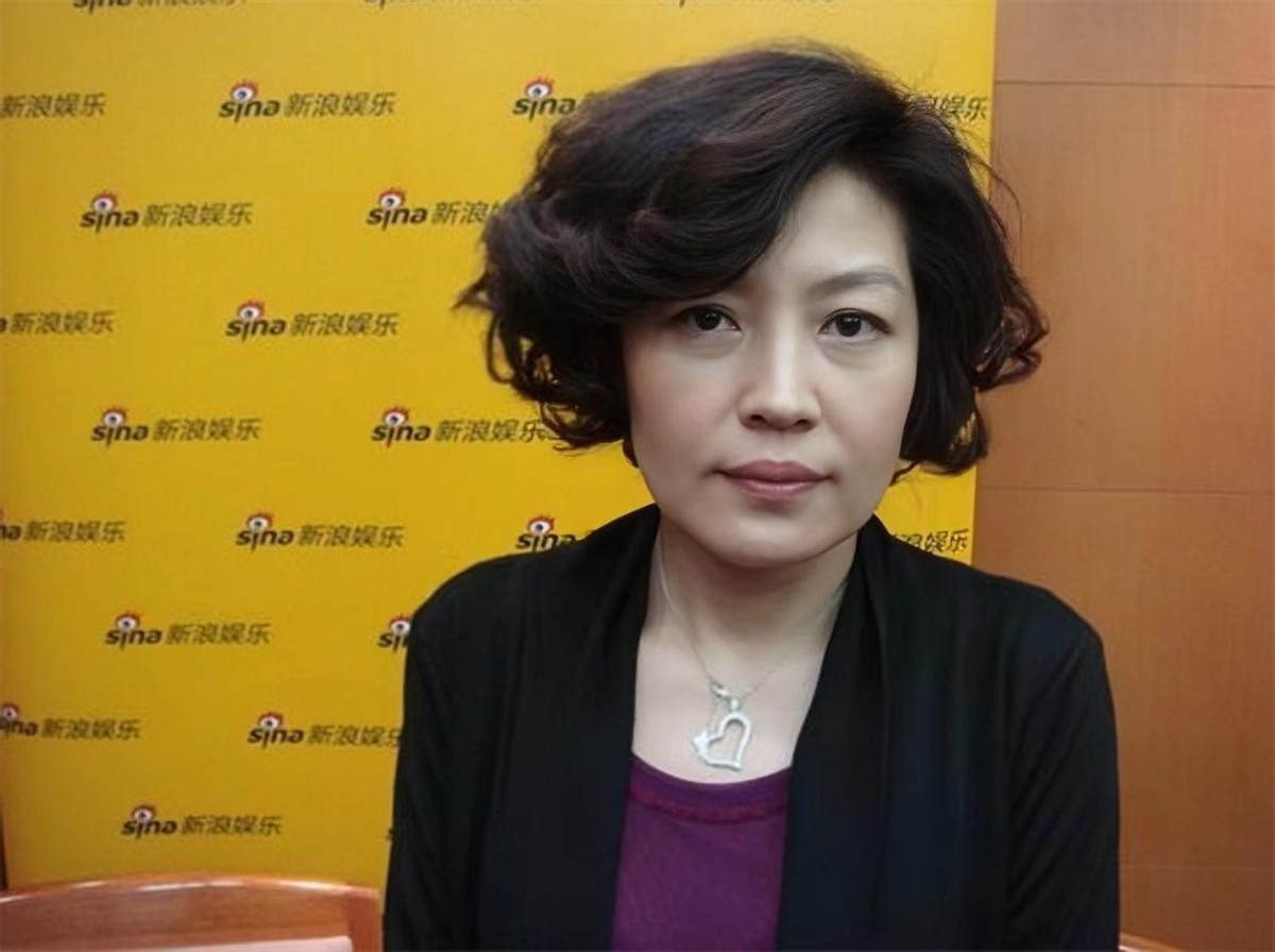 Four years after the death of famous host Li Yong, the infatuation of the widow Ha Wen makes ...