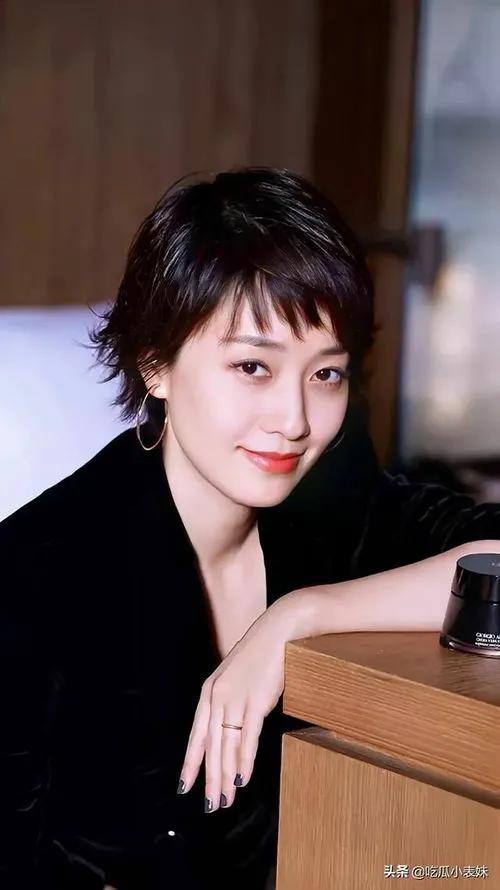 Ma Yili's latest wallpaper is elegant and handsome, and her gestures ...