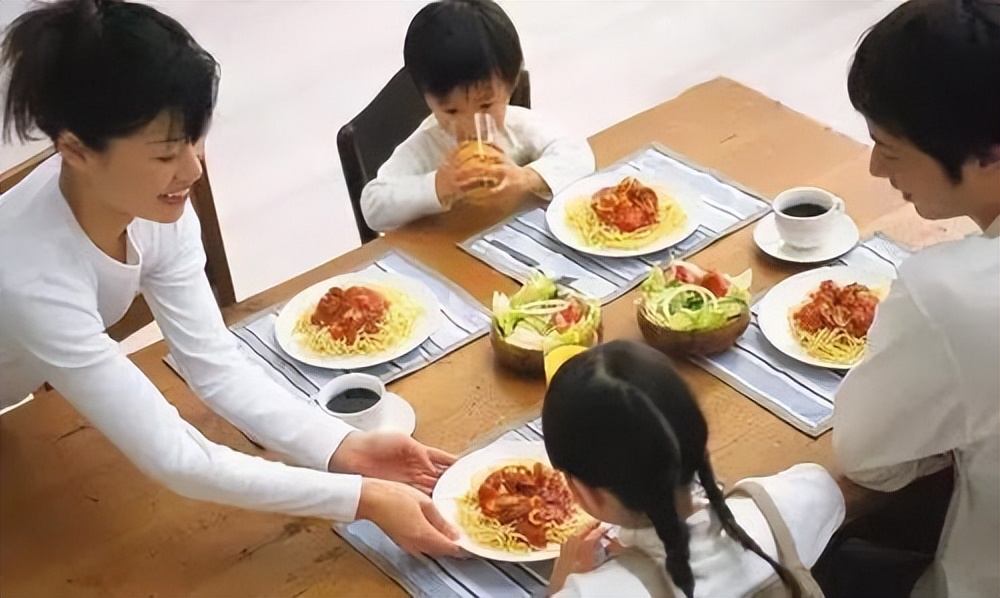 The "upbringing" at the table determines the future of the child. Are ...