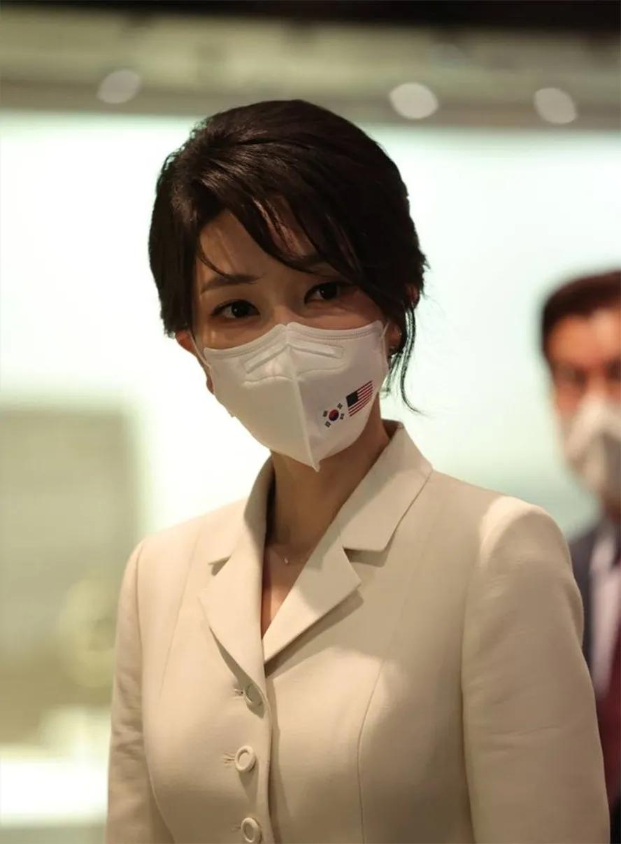 Kim Gun-hee, the first beautiful lady of South Korea - iNEWS