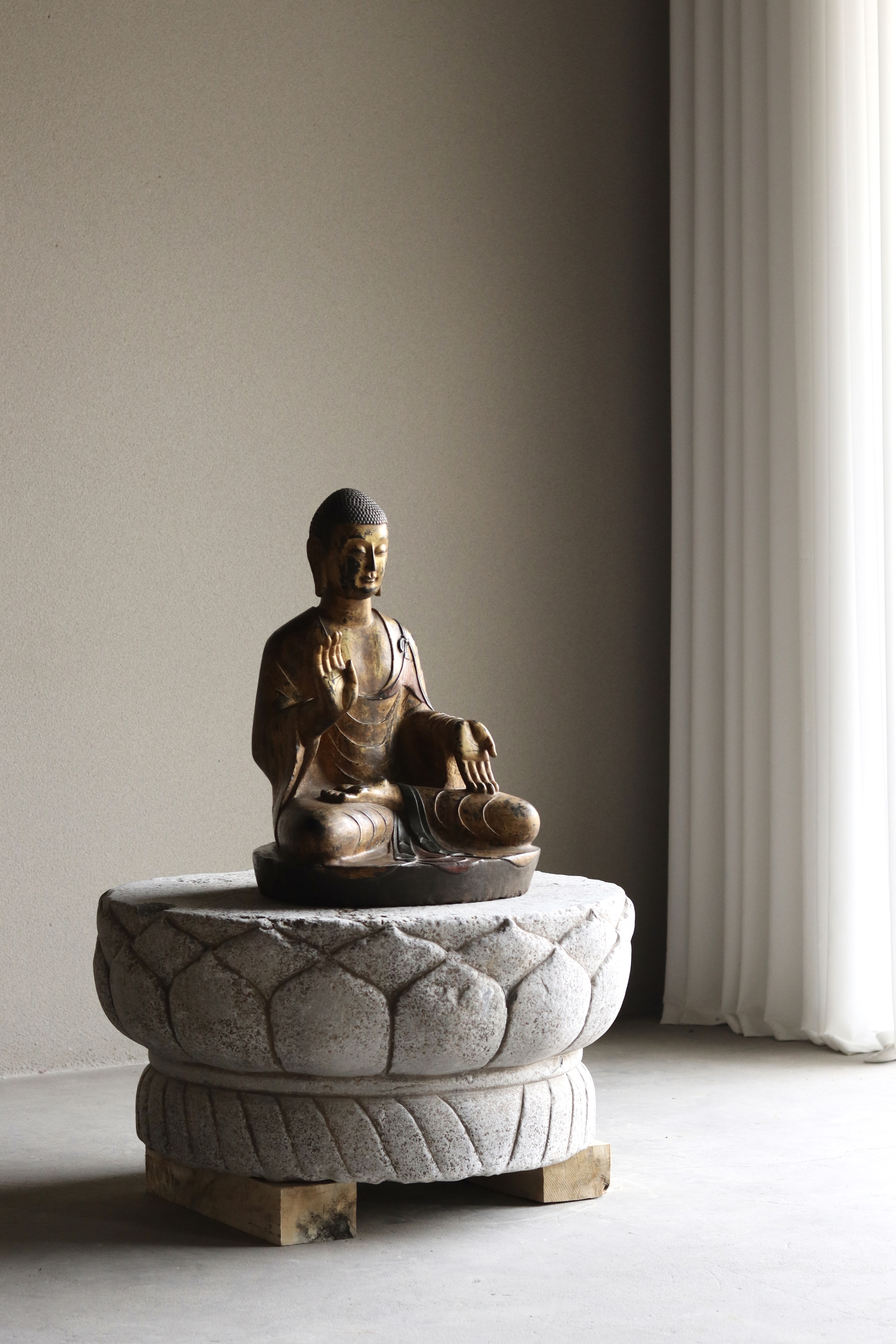 The double-layer lotus petals of the lotus stone seat are full, and the ...