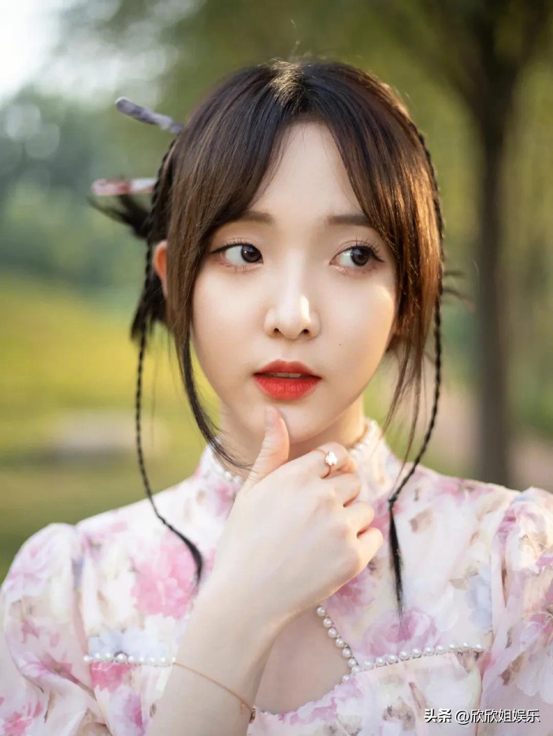 Female star Zheng Naixin - iNEWS