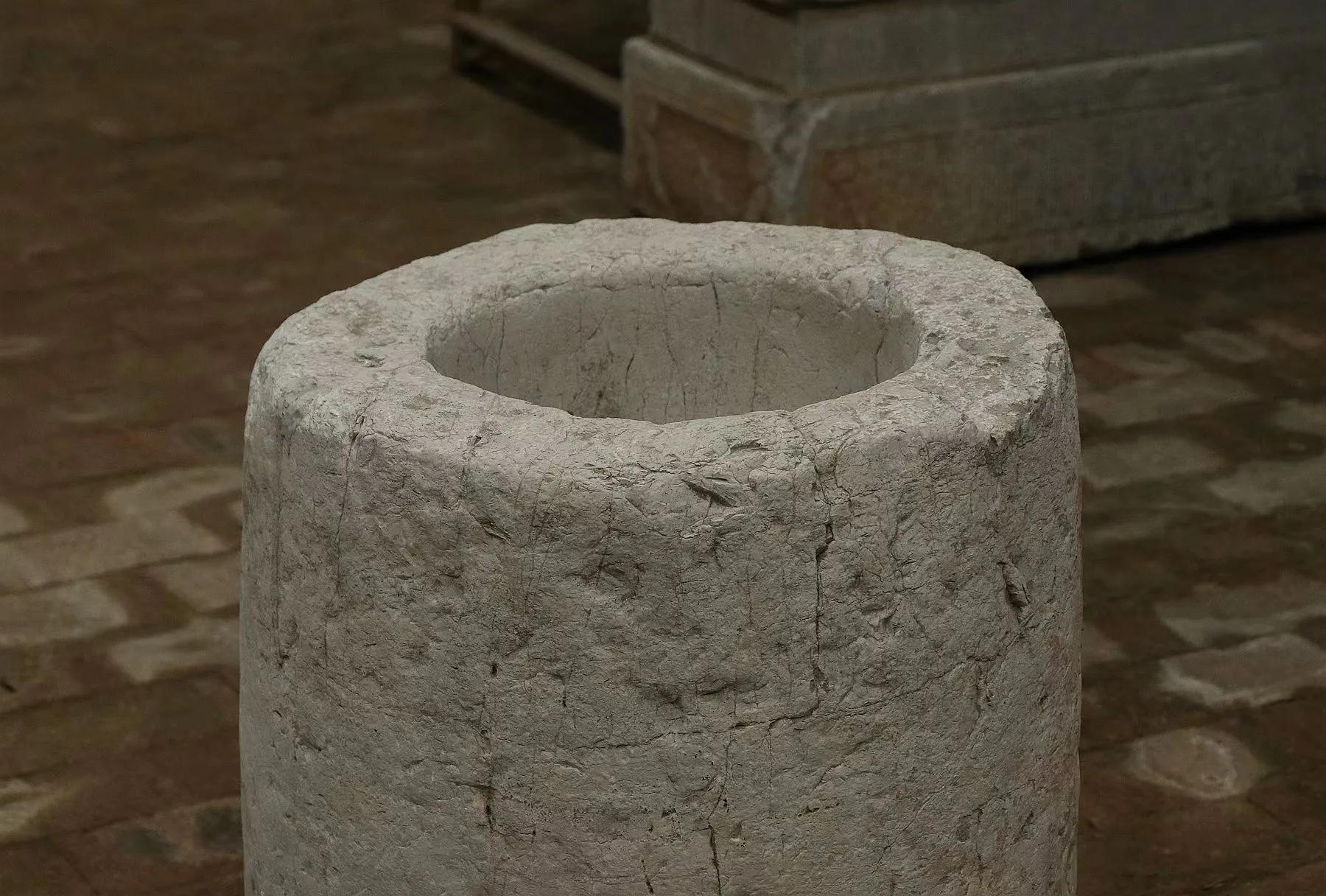 "Space Setter · Simple Stone Jar" - iNEWS