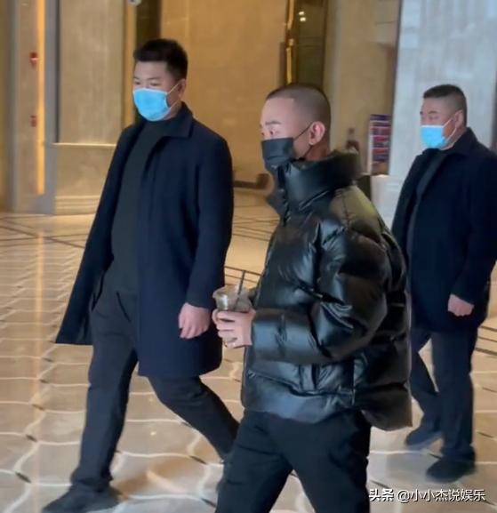 GAI Zhou Yan was met by a female fan on the show late at night, and ...