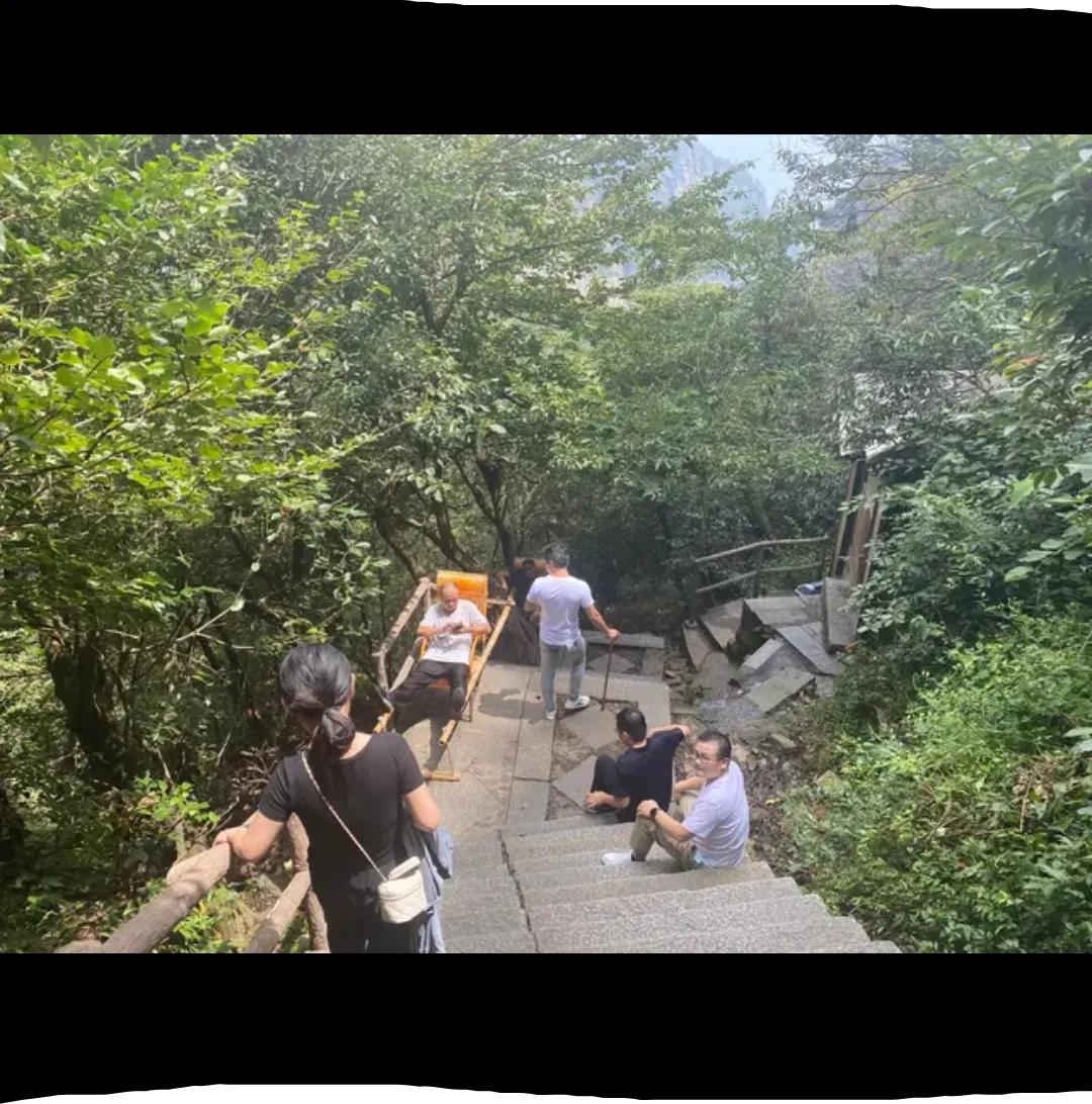 The bearer on Lushan Mountain built three houses by carrying the sedan ...