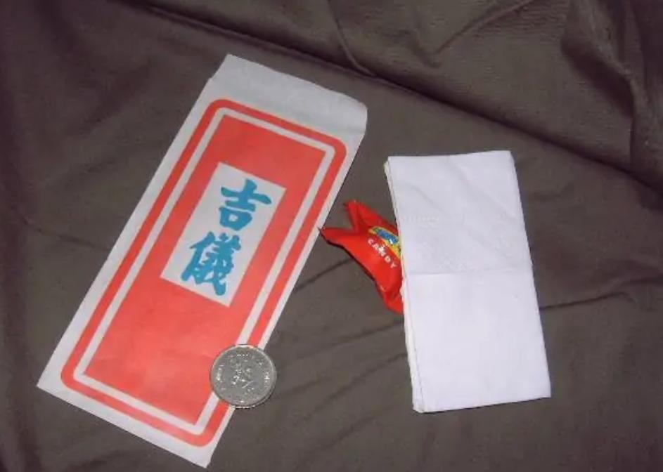 Why was the red envelope given by Coco Lee's sister thrown on the ...