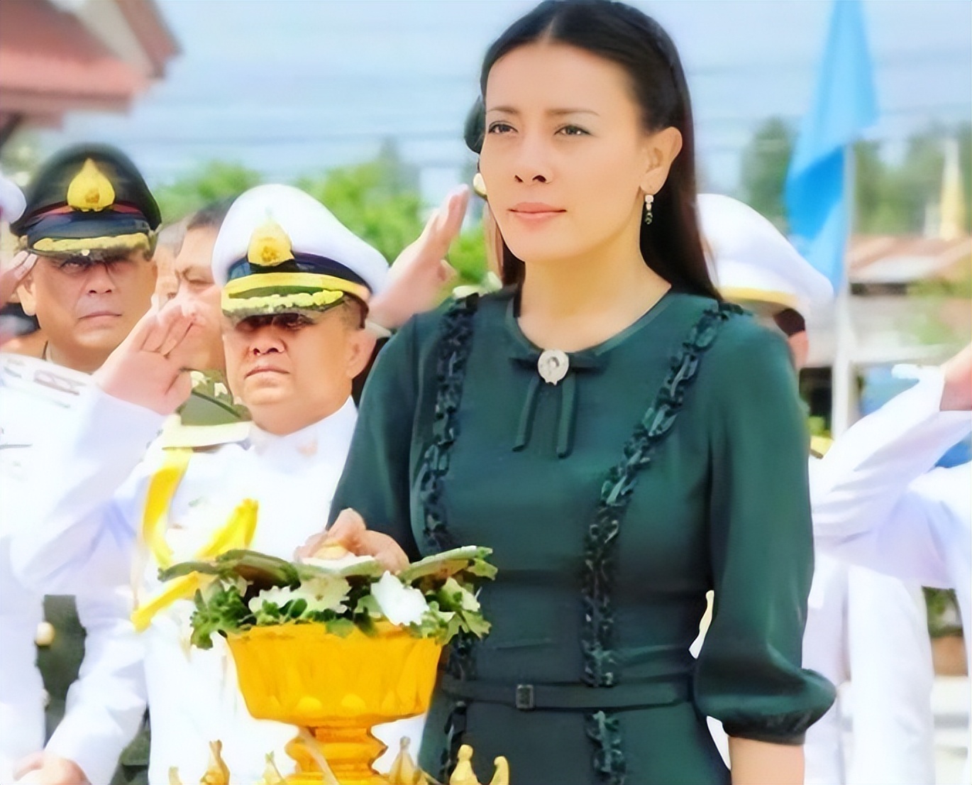 Sinina has been absent from the double-beauty shots continuously, her peak beauty is secluded ...