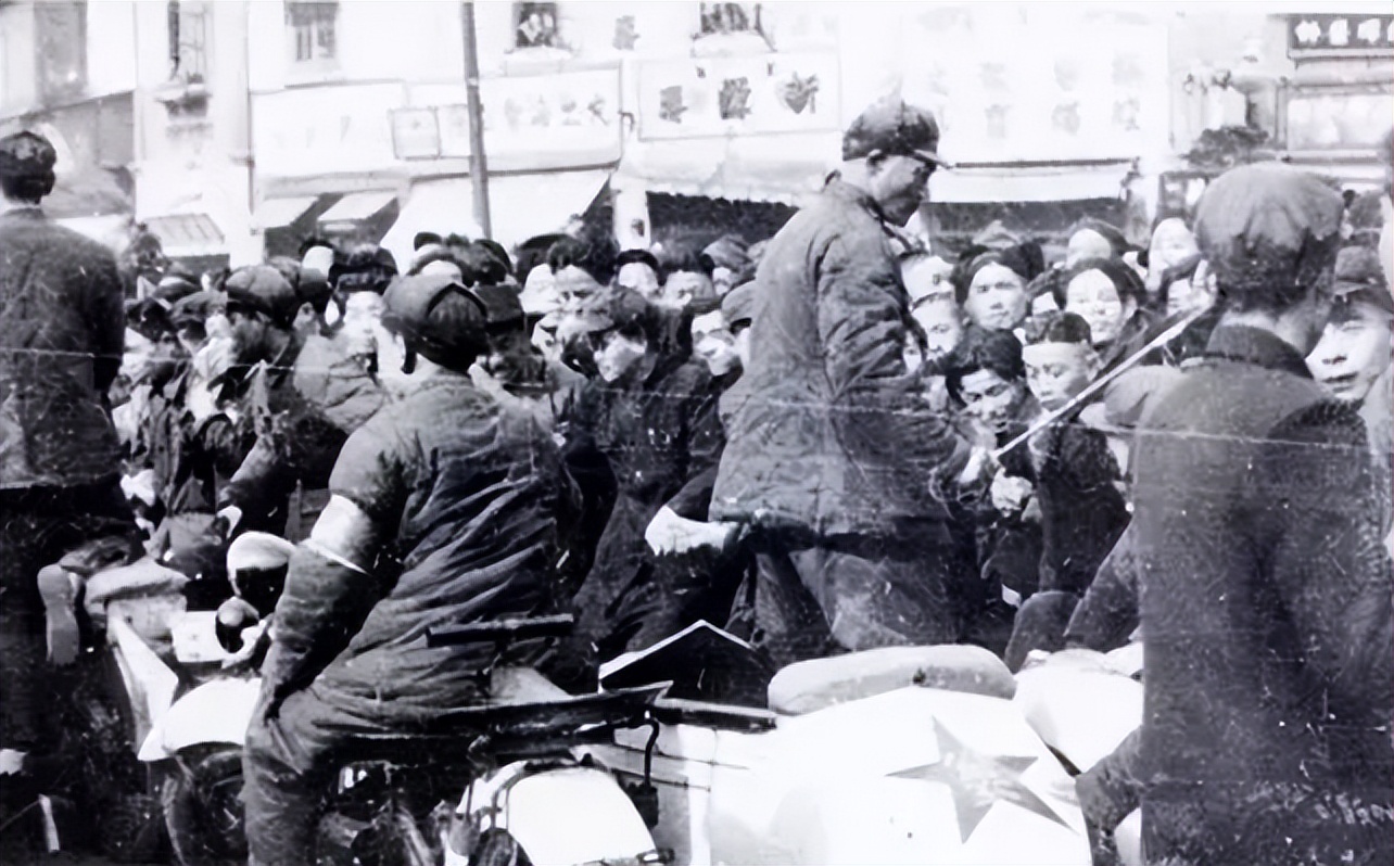 The political commissar of the military region visited the "Old Red ...