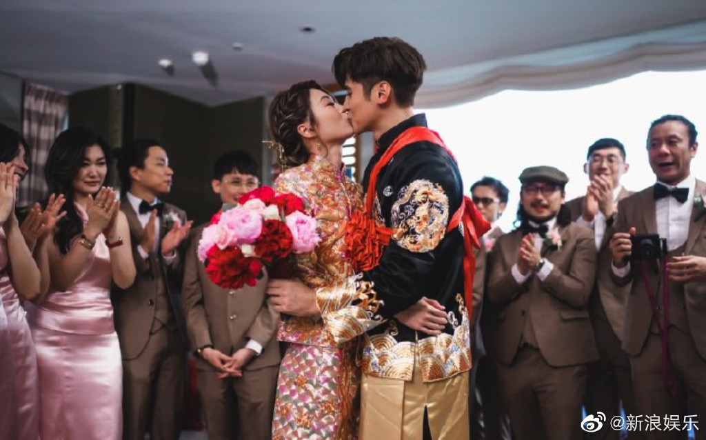 Chen Jiale and Lian Shiya kissed sweetly at the wedding - iNEWS