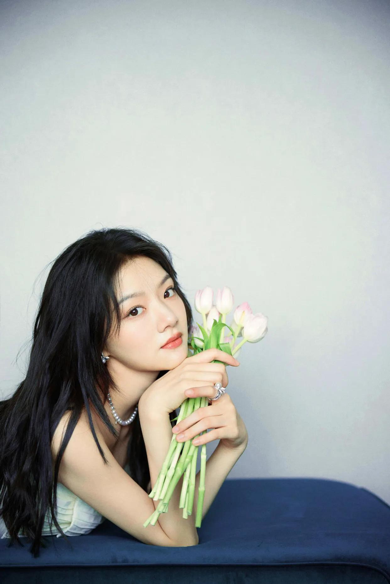 Ren Min's white dress and flowers - iMedia