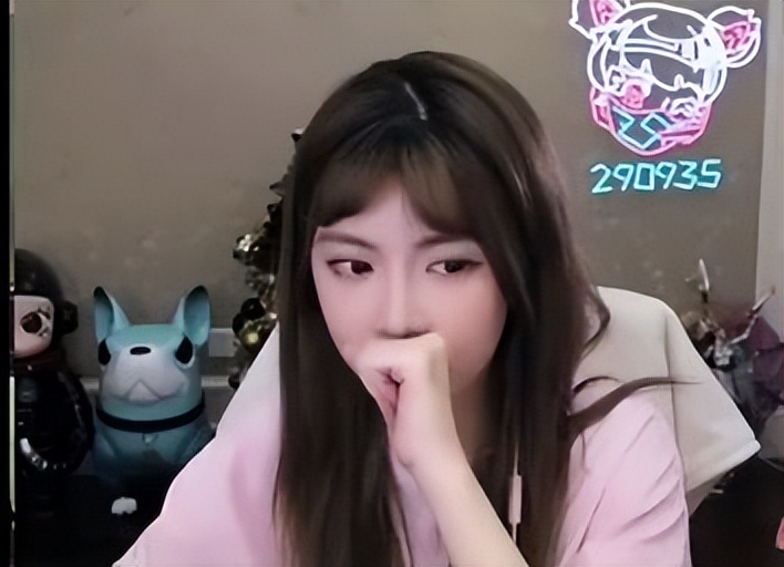 Zhou Shuyi was rarely popular during a live broadcast. She was asked by ...