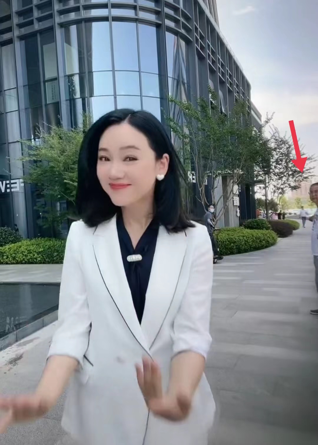 The well-known host Zhou Qun danced on the streets, and his exaggerated expressions caused ...