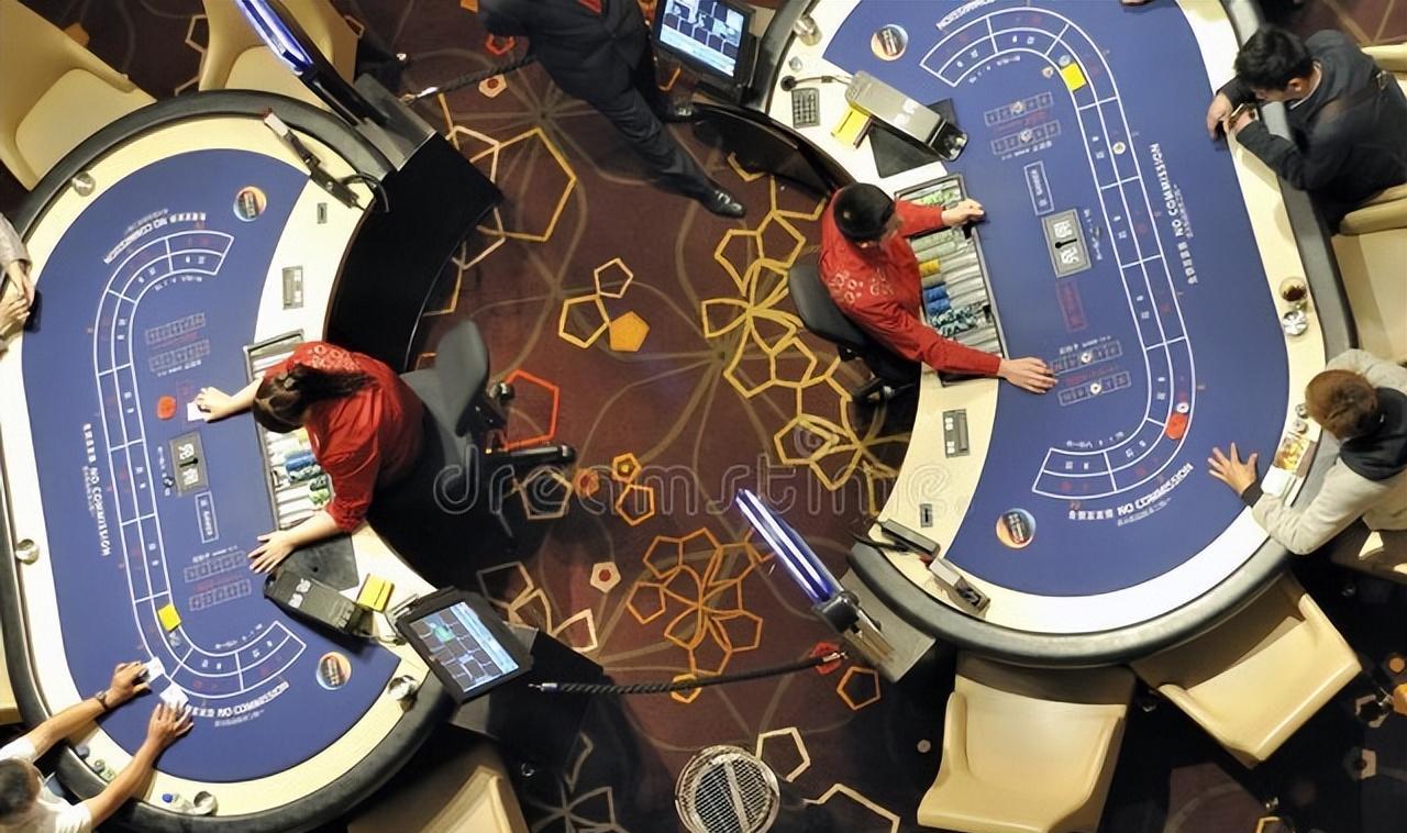 Holding a lover during the day and going to Macau at night, the absurd life of the wonderful ...