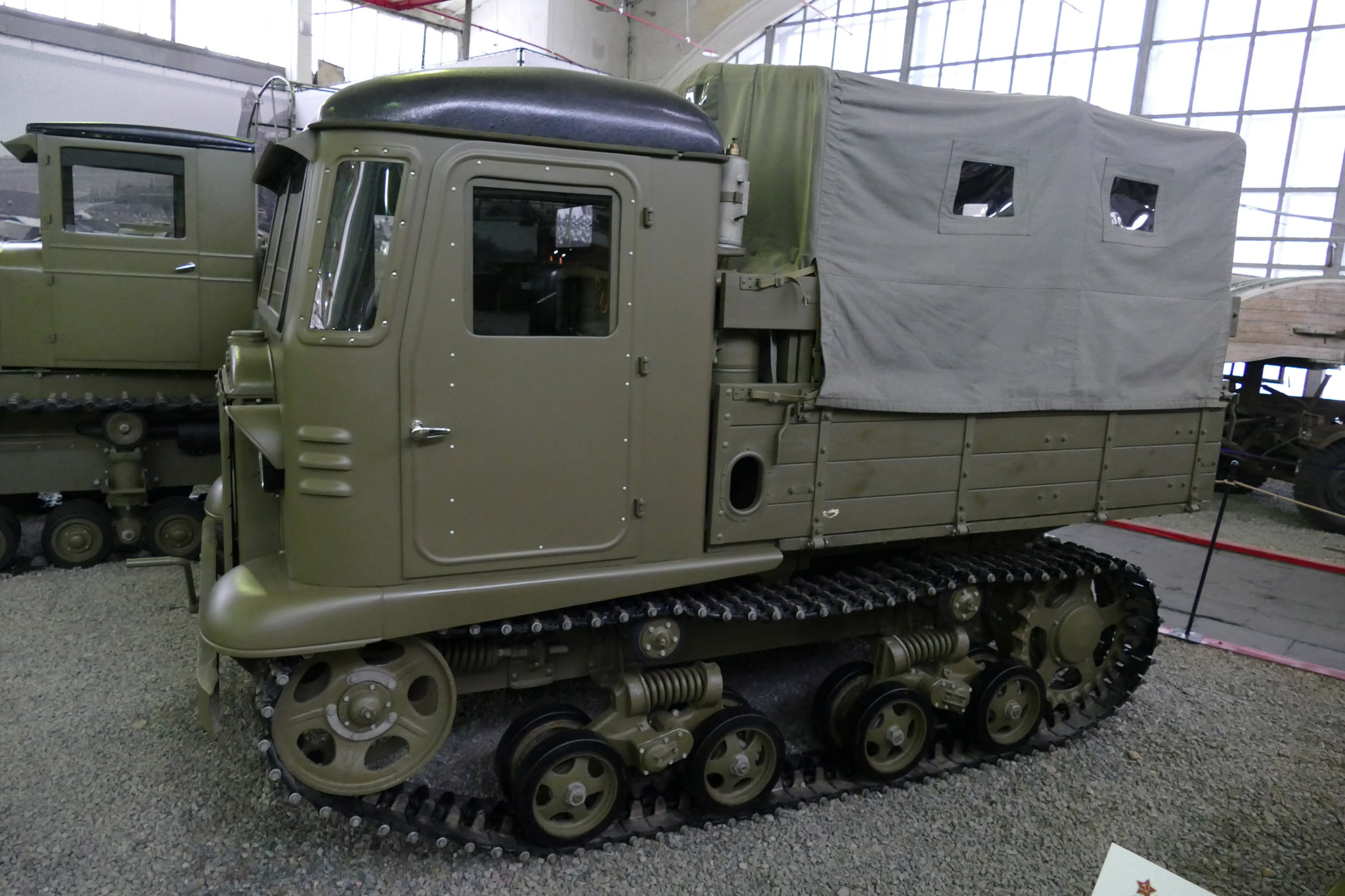 Battlefield donkey "STZ-5" crawler tractor - iNEWS