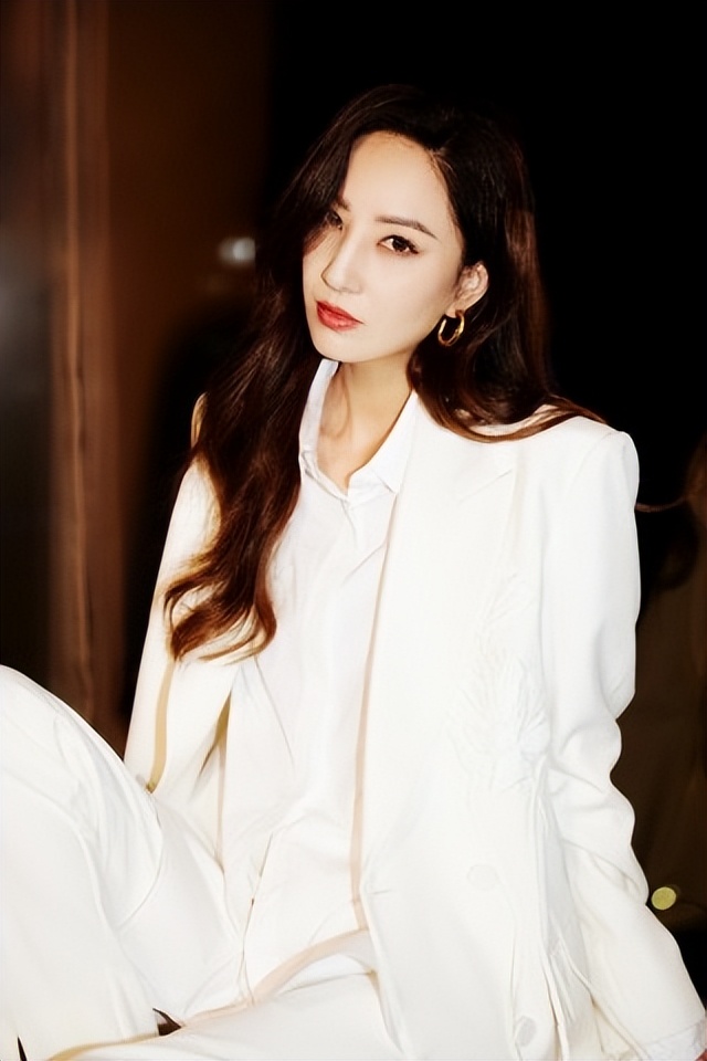 Zheng Xiyi is wearing an embroidered suit, showing fashion charm - iNEWS