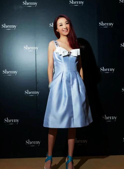 54-year-old Xu Qiuyi is well-maintained, her son is tall and handsome ...