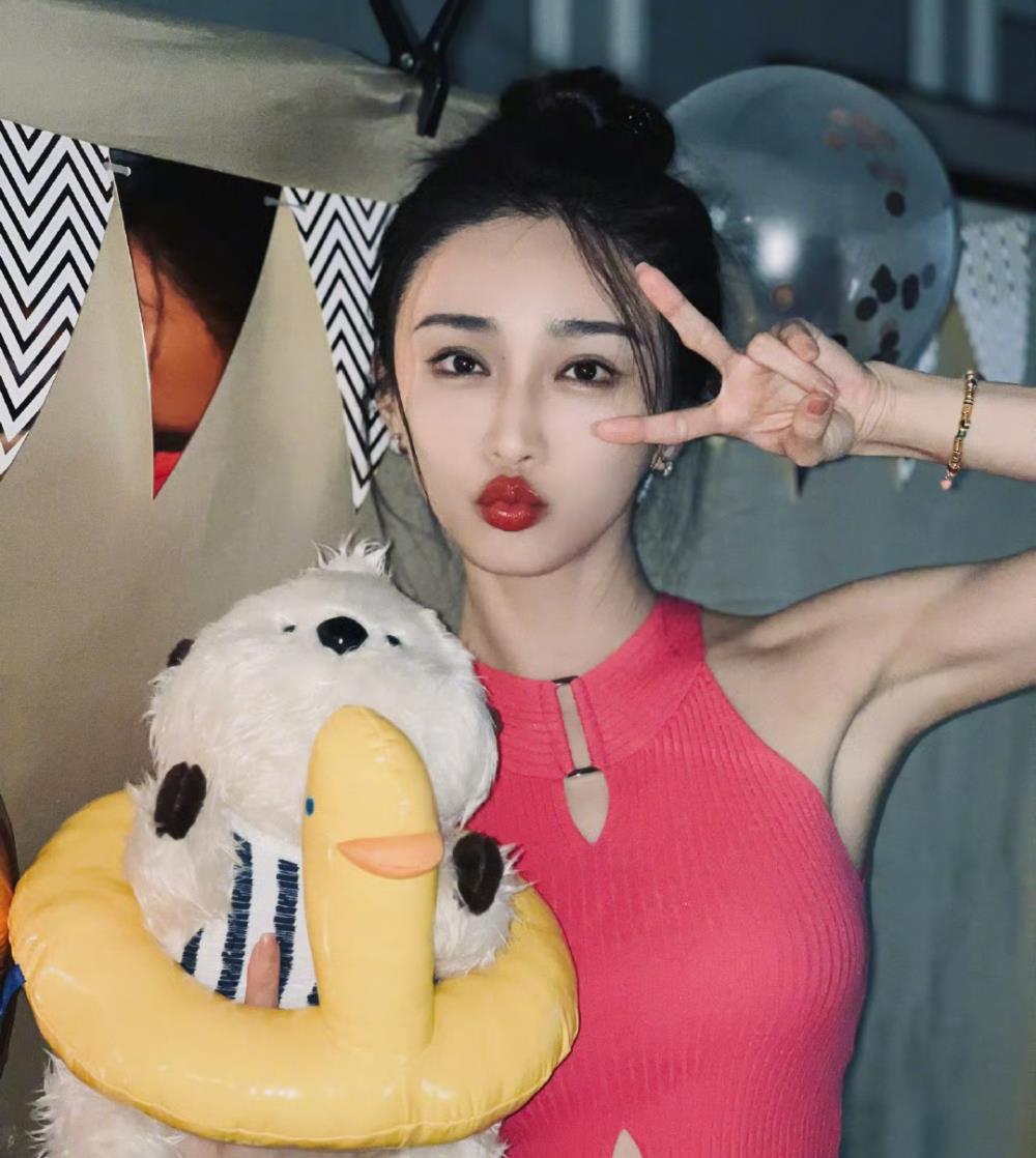 Chen Bing and Chen Muchi were revealed to be in a relationship. The two ...