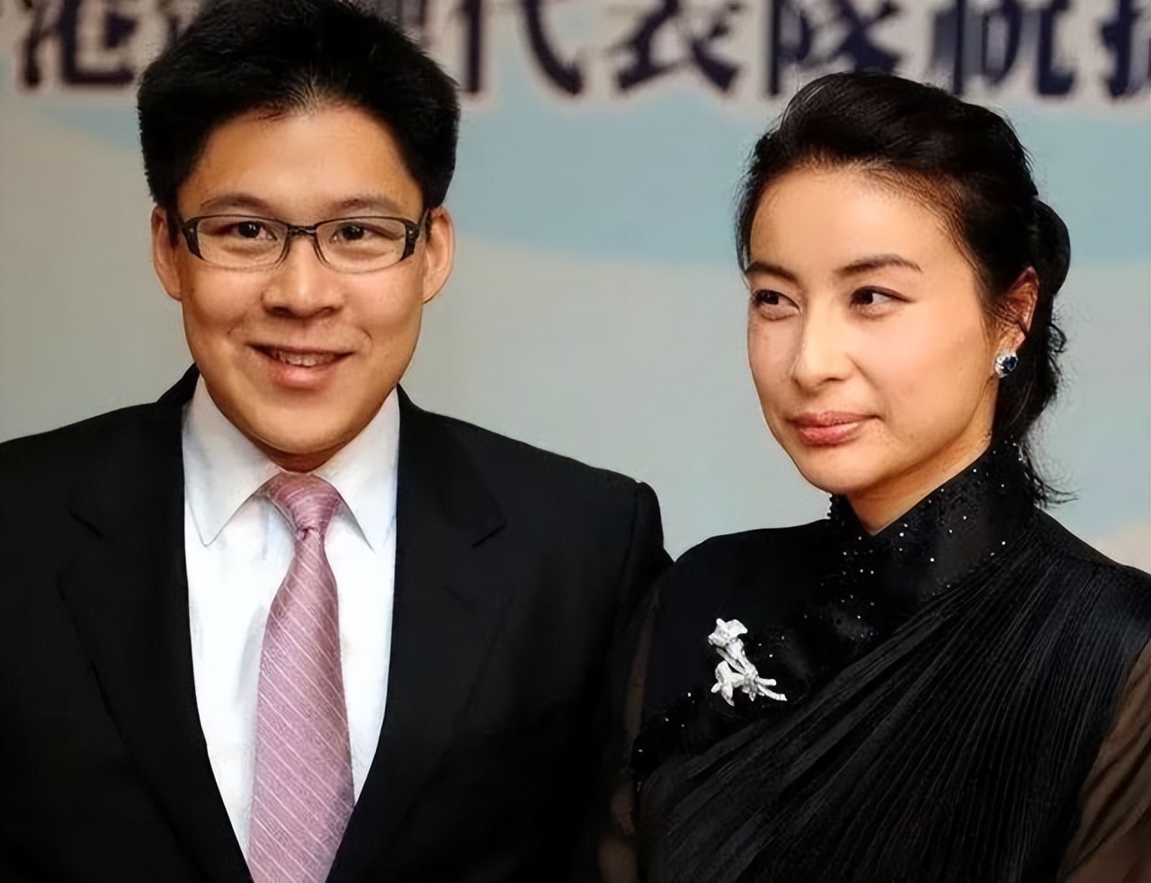 Guo Jingjing is so beautiful when she dresses up seriously! Showing up with her husband and ...