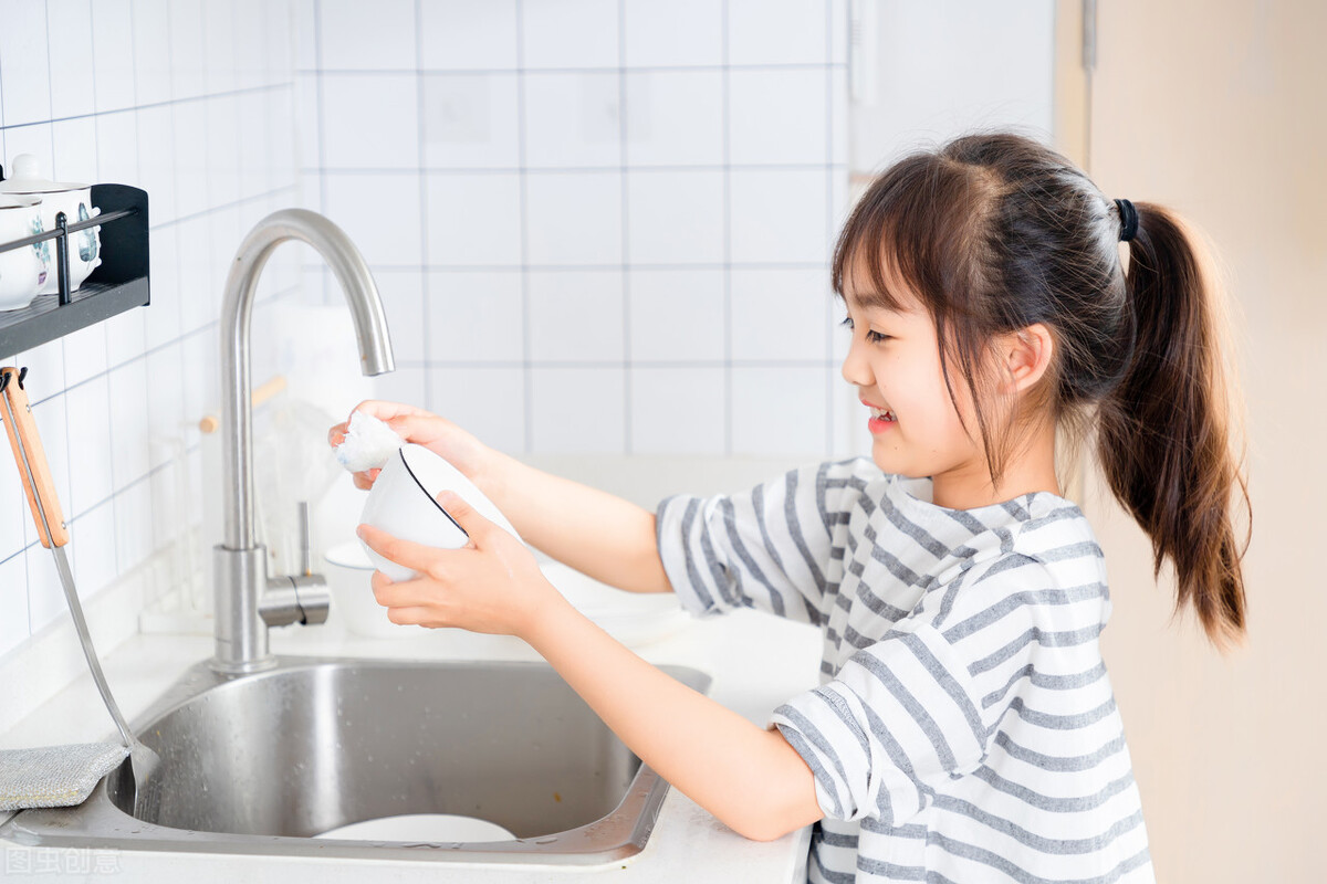 Should parents give material rewards for children to do housework? - iNEWS