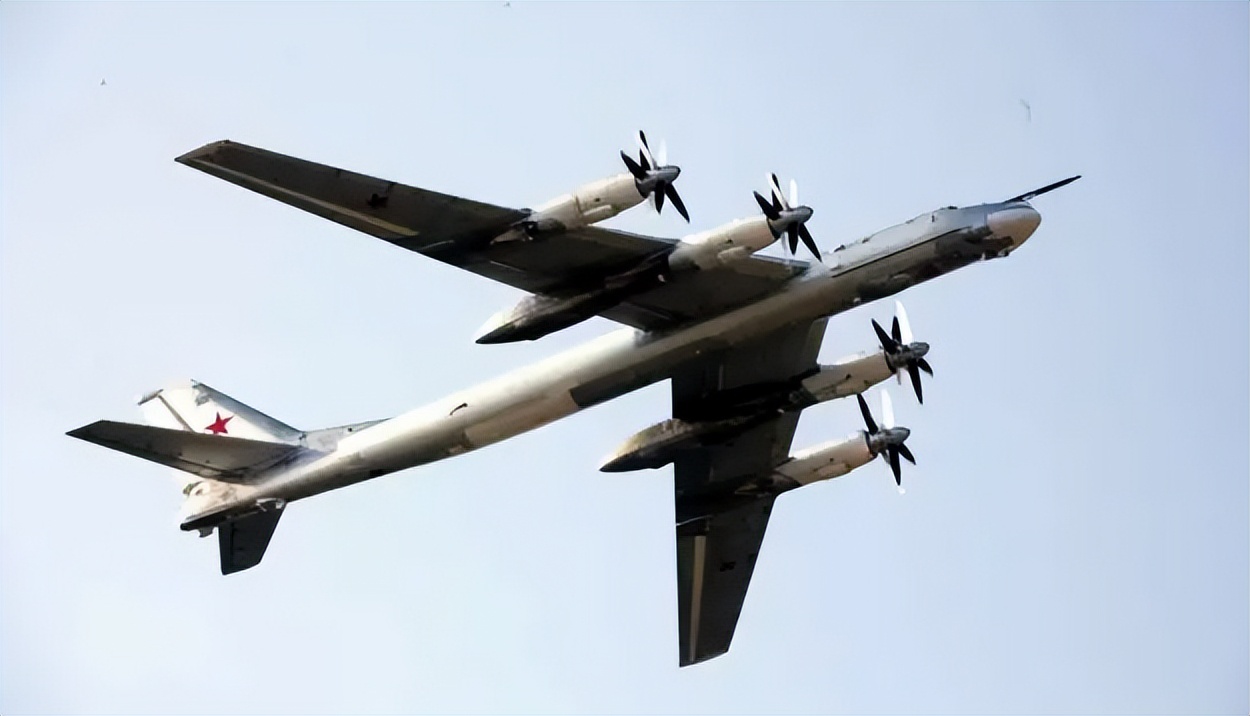 Taking off means war!The Russian Tu-119 can fly 80 times around the ...