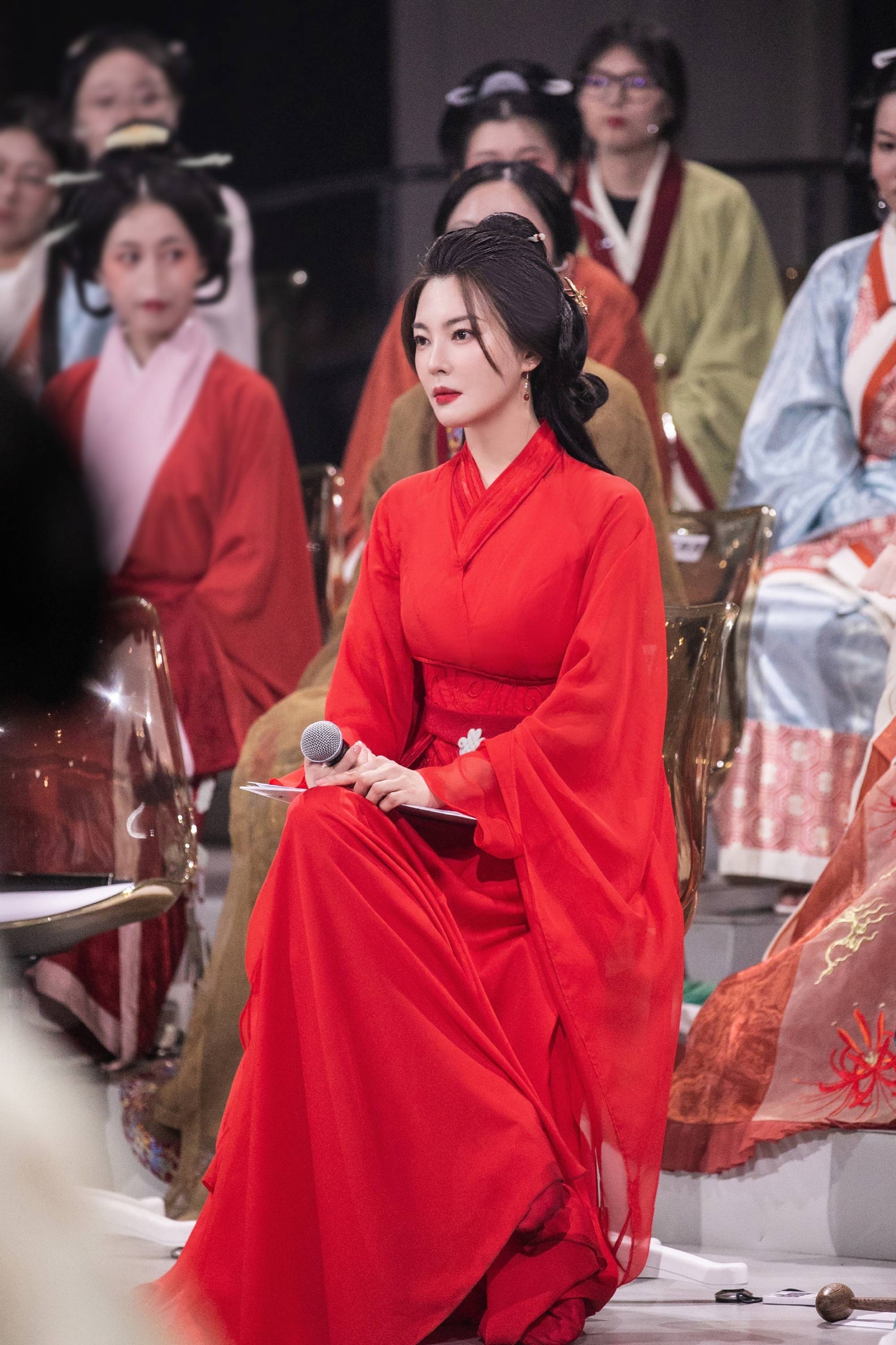 Zhang Yuqi plays the role of Yu Ji in red and Hanfu - iNEWS