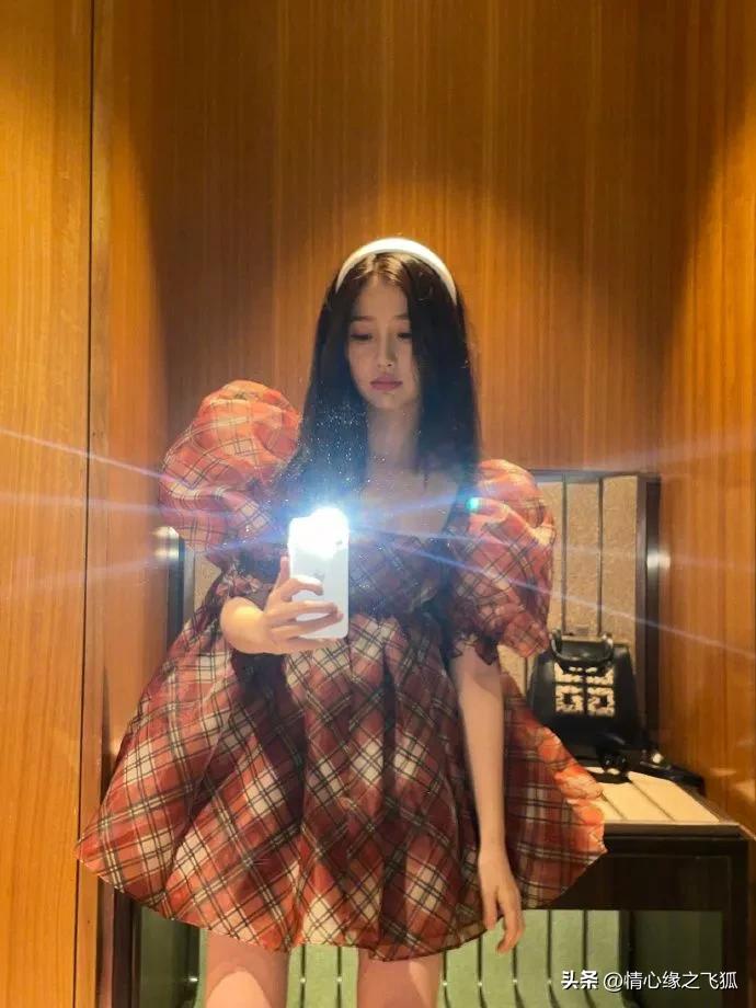 Yu Shuxin shares Changsha stock photos wearing a loose sweater and ...