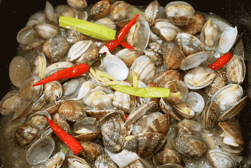 When washing clams, put oil and salt on it!Seaside people teach you a ...
