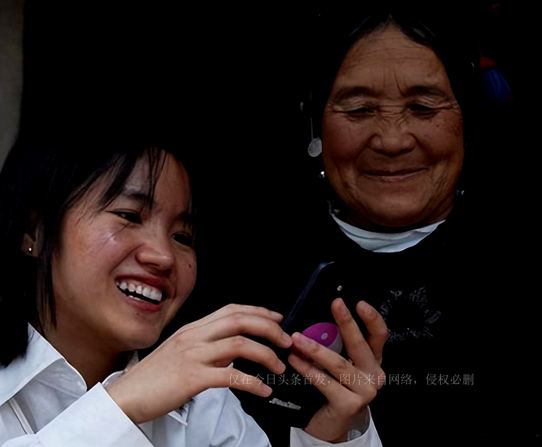 Cui Jinshai took an intimate photo with Li Leyou, and the position of his hands caused ...