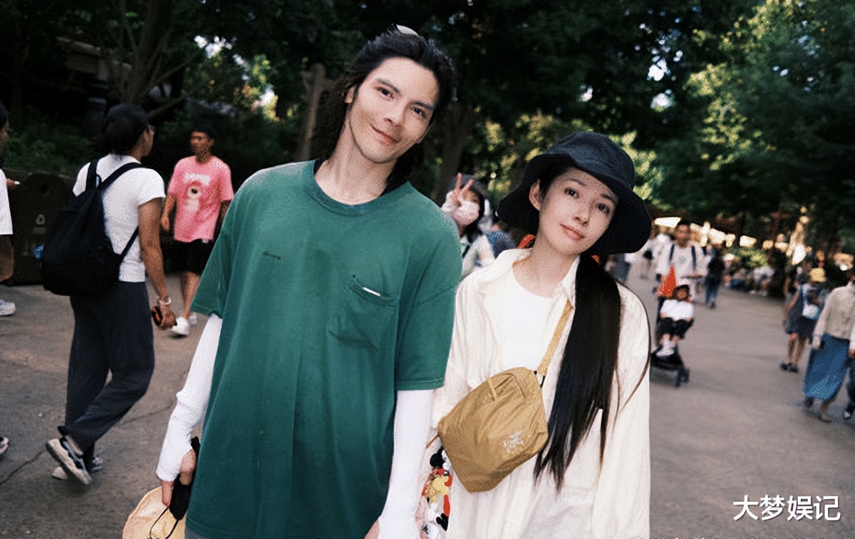 Guo Biting "clasped fingers" Xiang Zuo! A family of four went to ...