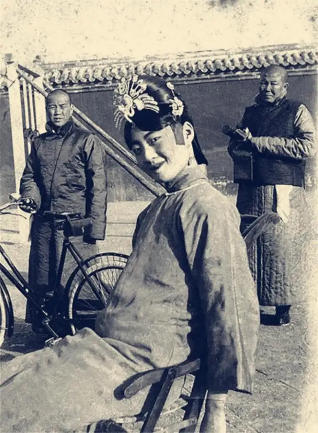 In 1946, the last empress Wanrong died and was buried by prison guards ...