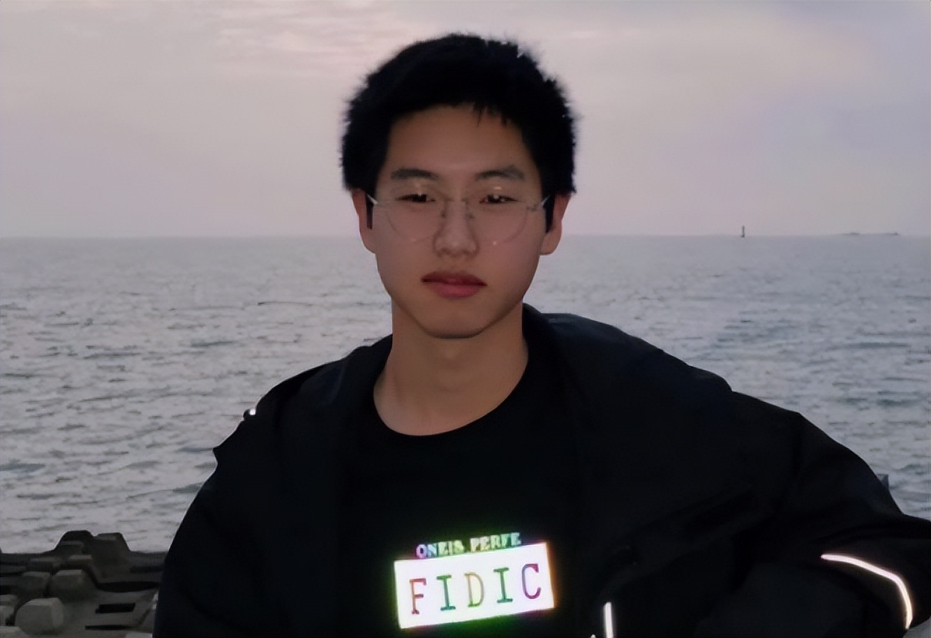 Sun Zhuo's "recent photos" flowed out, his hair is very long and he is ...