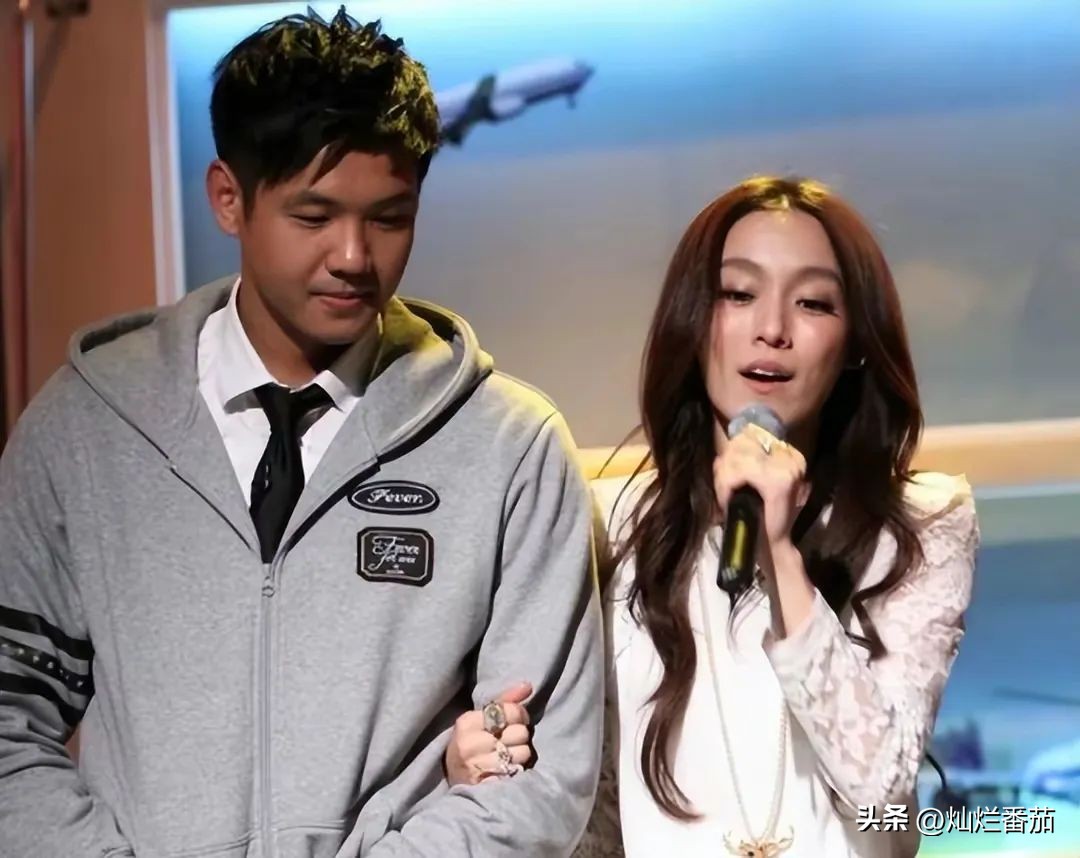 Domineering sister! Big S will take everything Little S likes ...