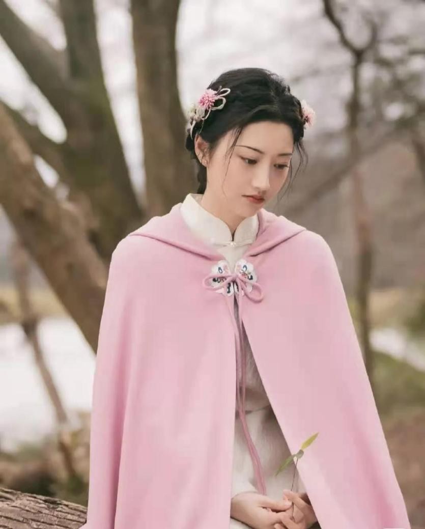 Jing Tiansun's New Year's fitness outfit, pink clothes with a small ...