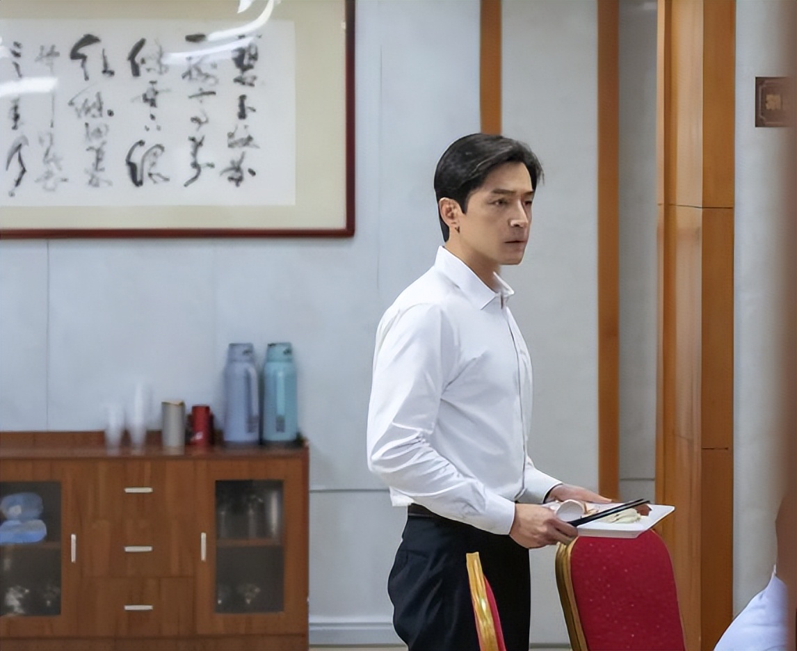 Staring all the way, unable to open his mouth, the male lead of "Mobai ...