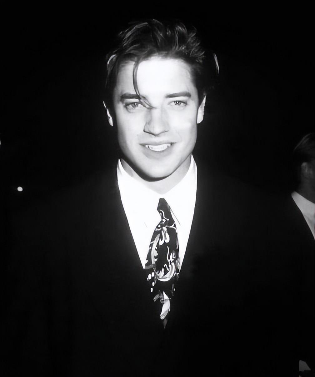 It is really rare to see a beautiful boy who "looks like a vampire ...